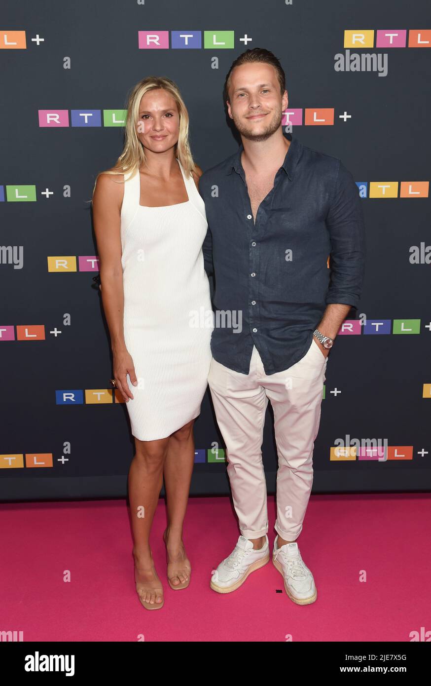 Munich, Germany. 25th June, 2022. Actress Pia Stutzenstein (l) and ...