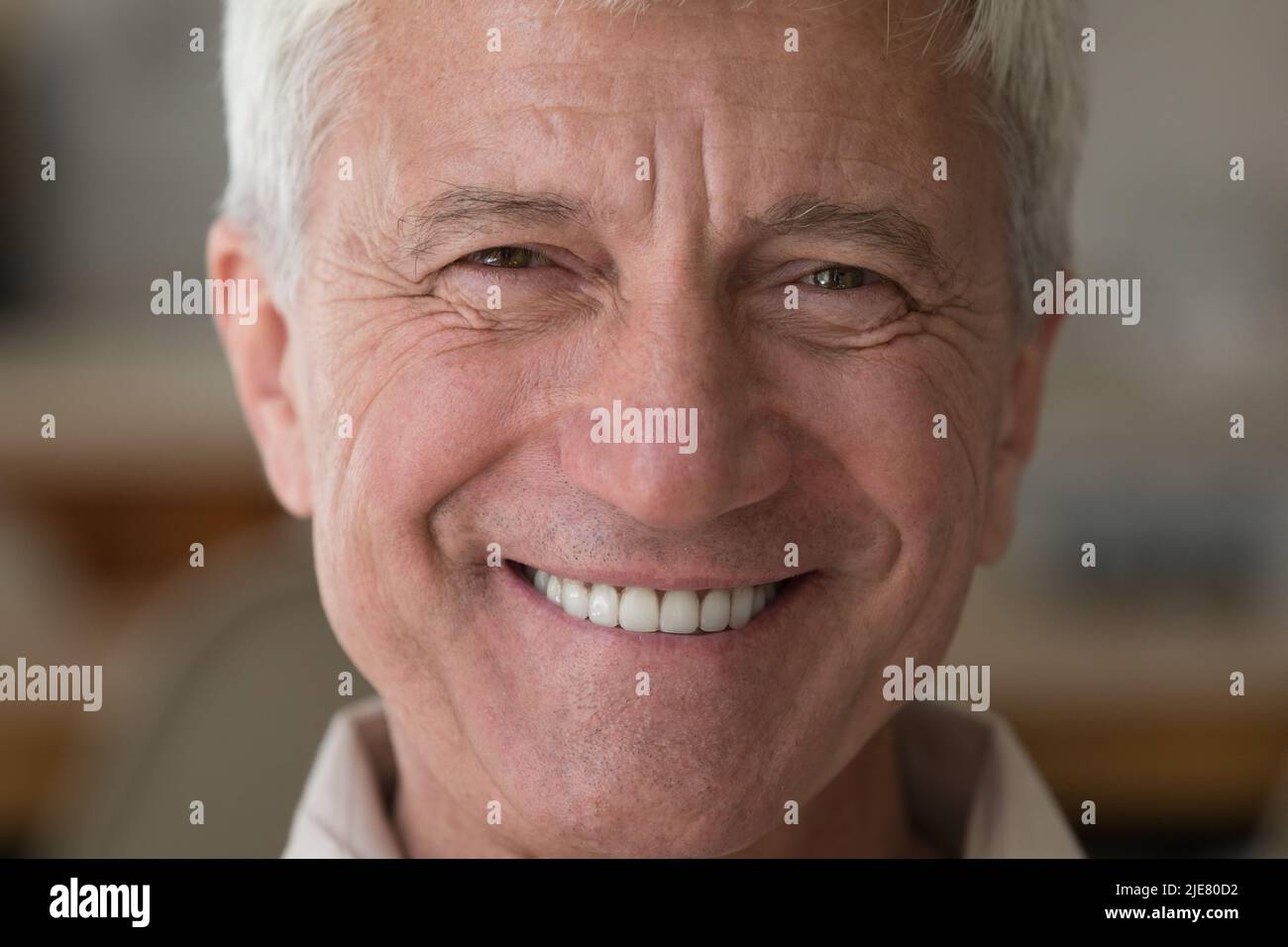 Older man with camera hi-res stock photography and images - Alamy