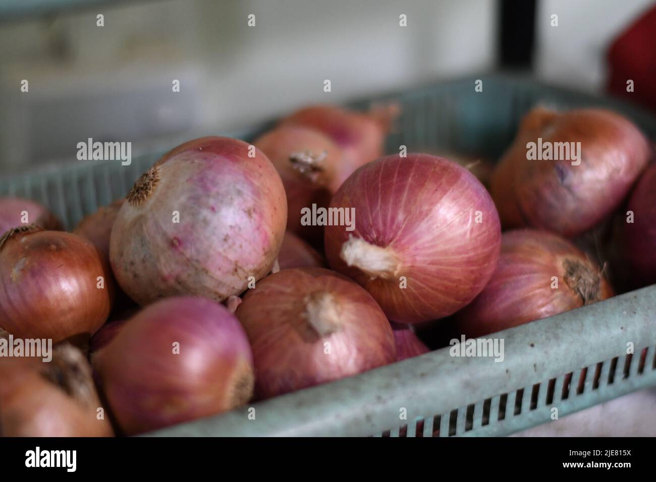 Onions in the kitchen hi-res stock photography and images - Alamy