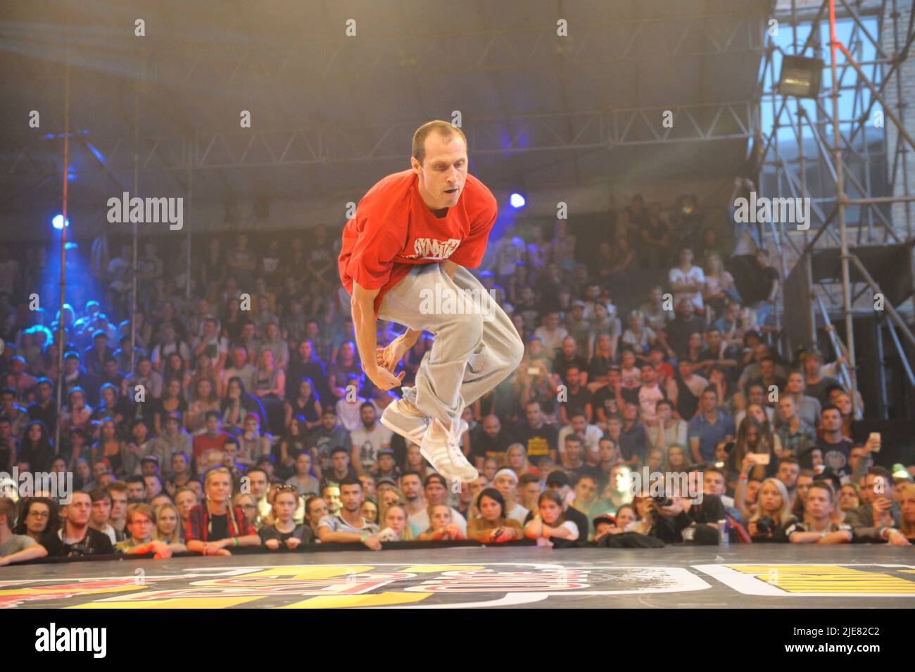 Break dancing competition hi-res stock photography and images - Alamy