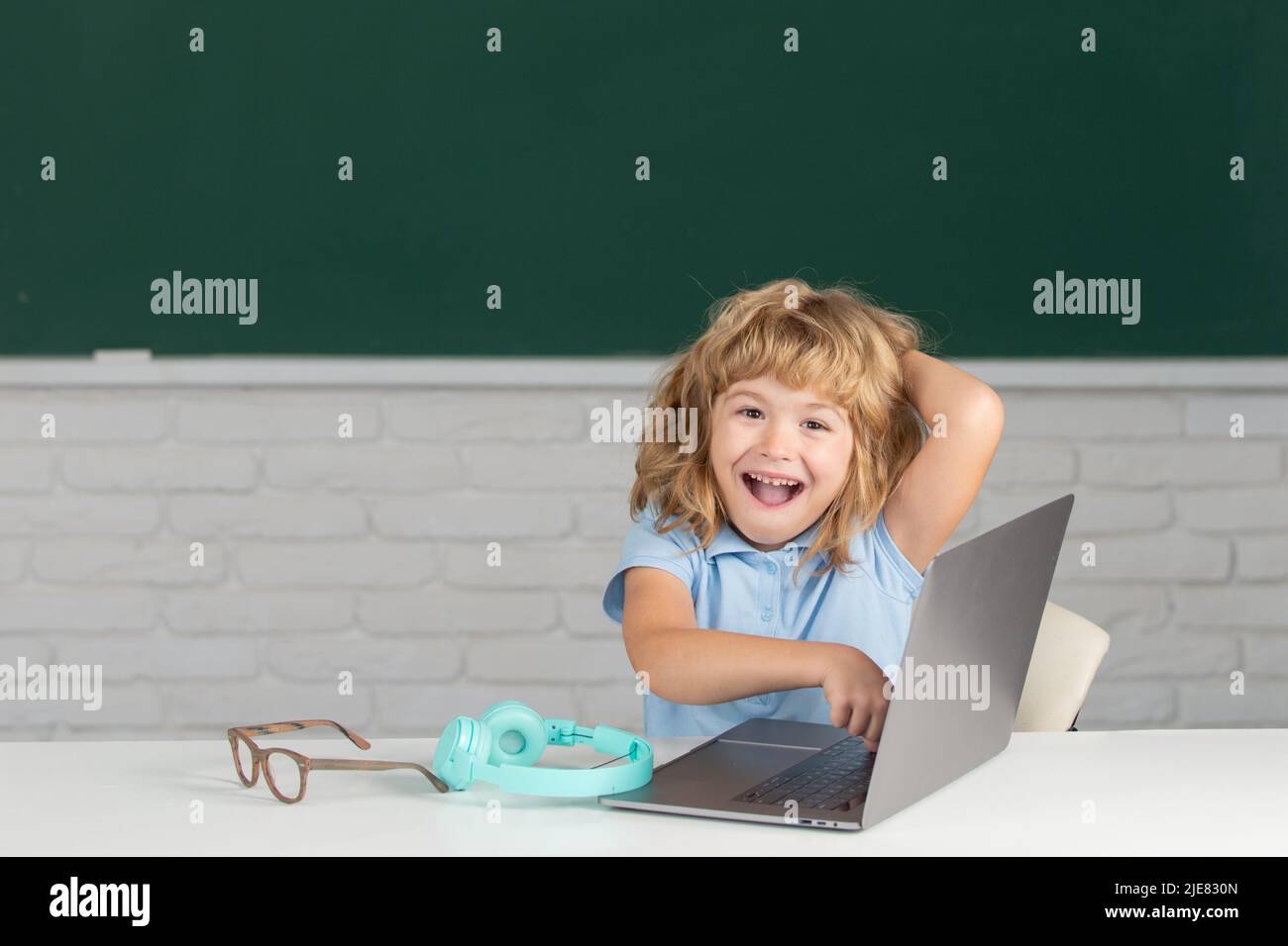 Excited kids computer hi-res stock photography and images - Alamy