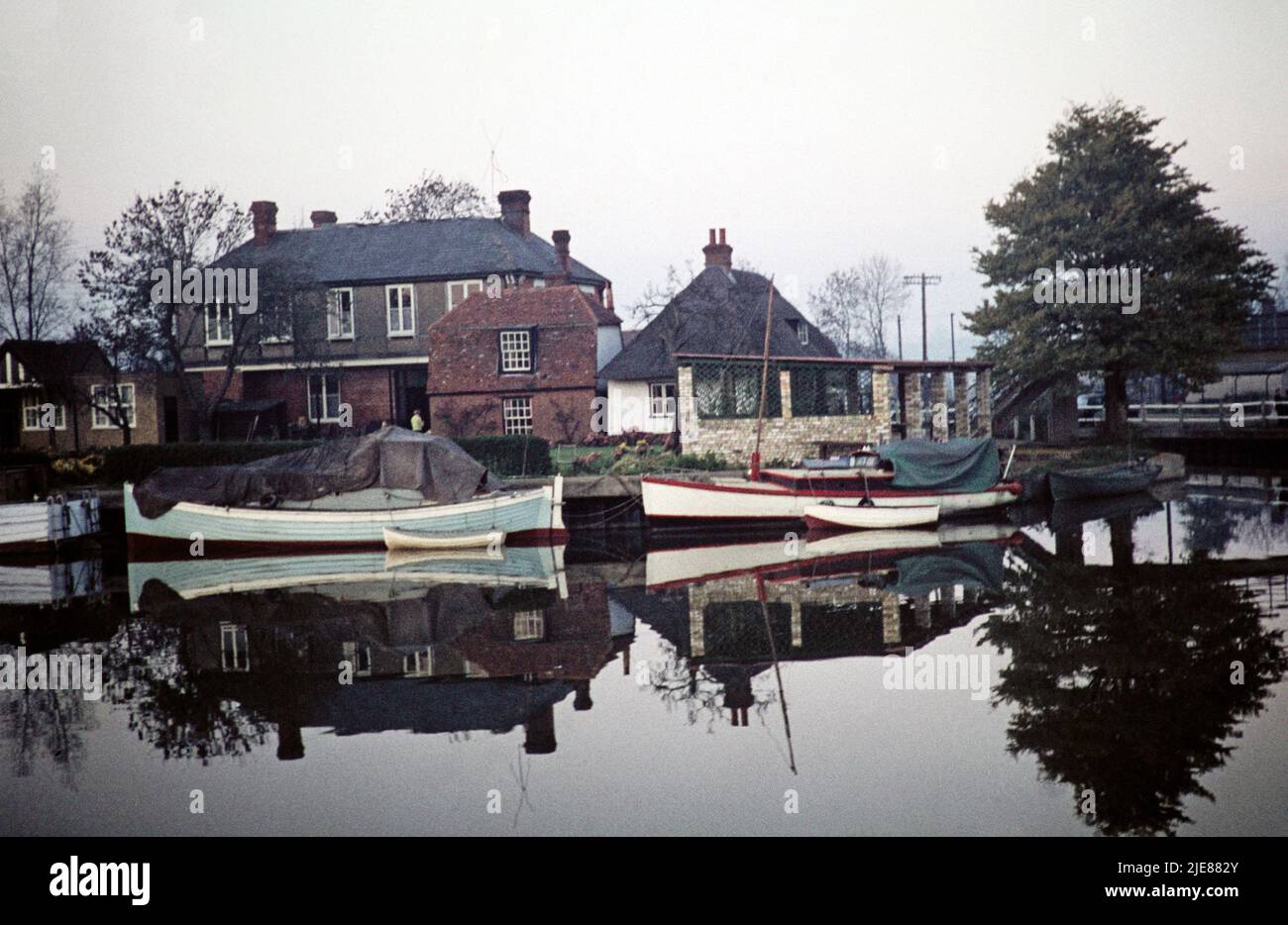 Boats at Yalding Lock, Hampstead Lane, Yalding, Kent, England, UK ...