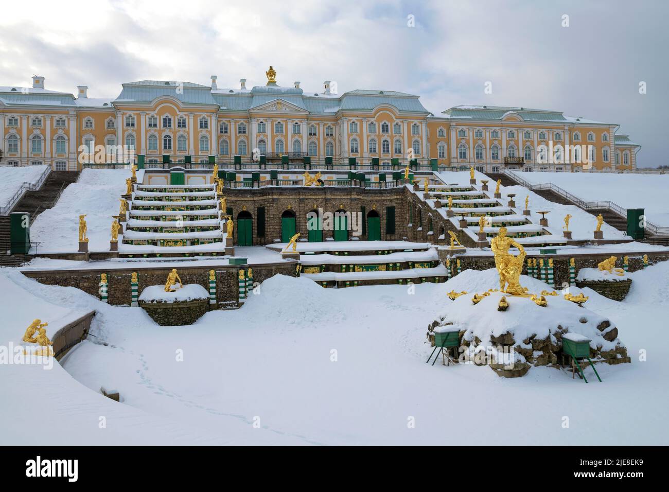 Peterhof palace petrodvorets hi-res stock photography and images - Alamy