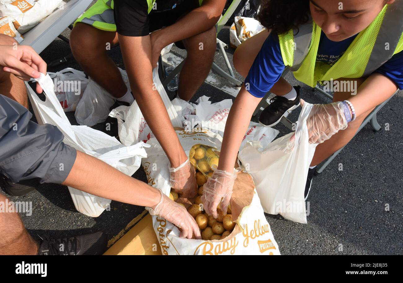 Orlando, United States. 25th June, 2022. Volunteers place potatoes into ...