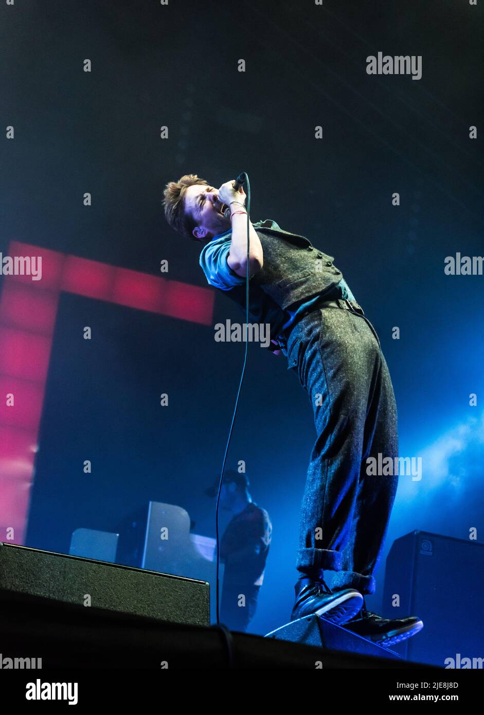 Lead singer kaiser chiefs ricky wilson on stage hi-res stock ...