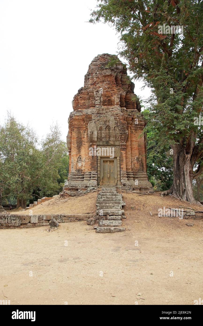 The bricks building in the enclosure of the Bakong temple ruins, Angkor ...