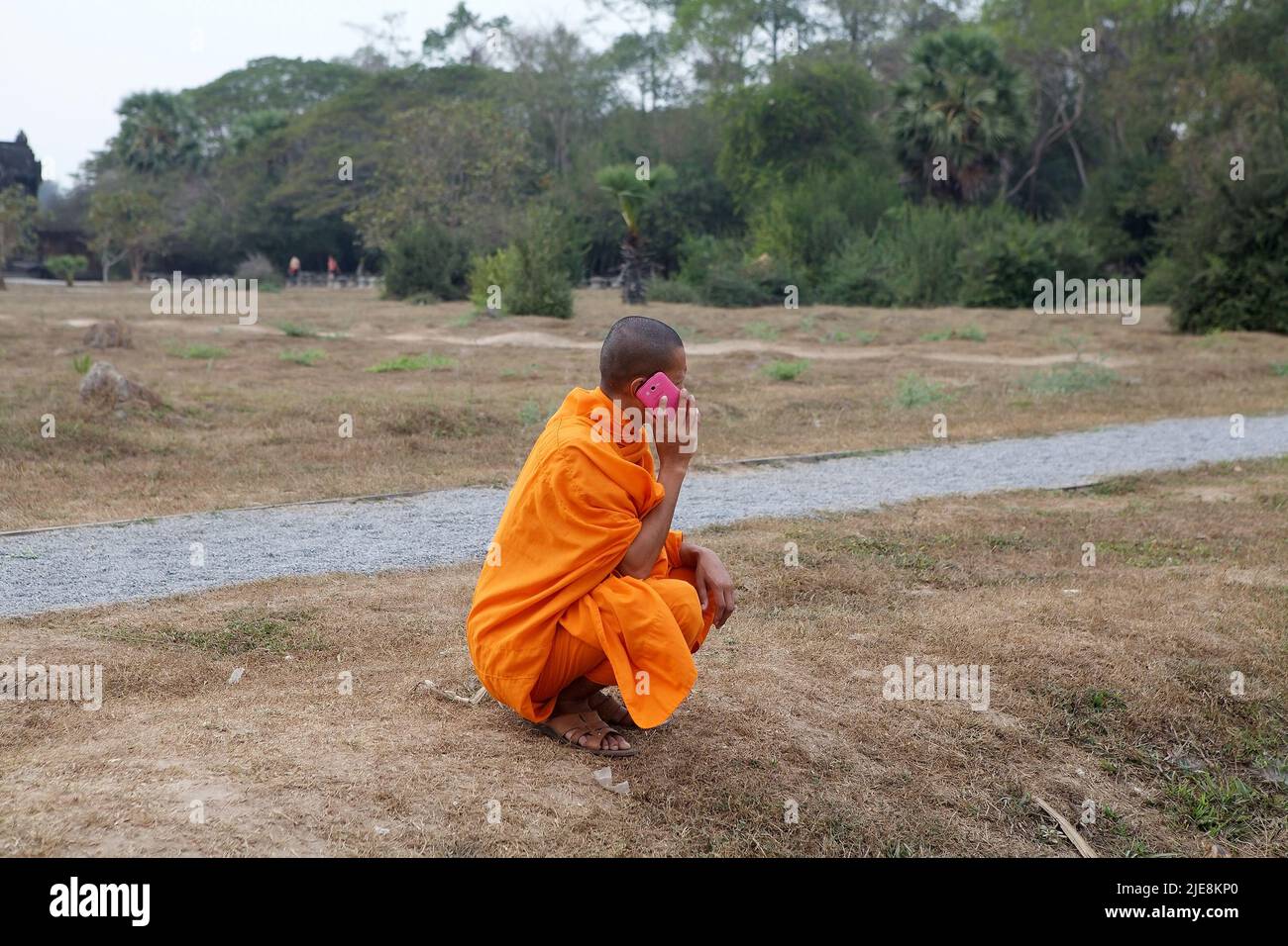 Angkor wat monk mobile phone hi-res stock photography and images - Alamy