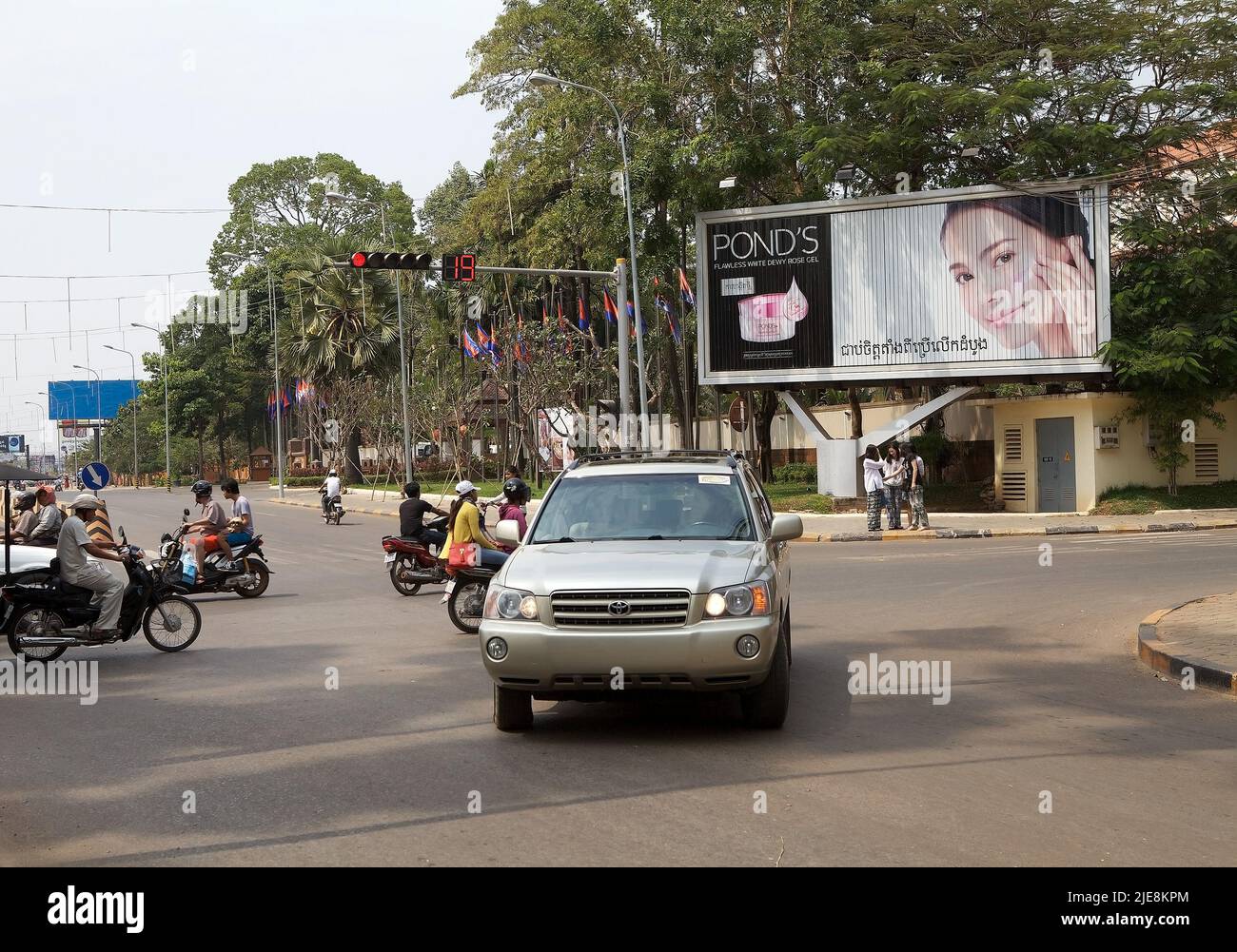 The countdown of the red light at the street light at the junction in ...