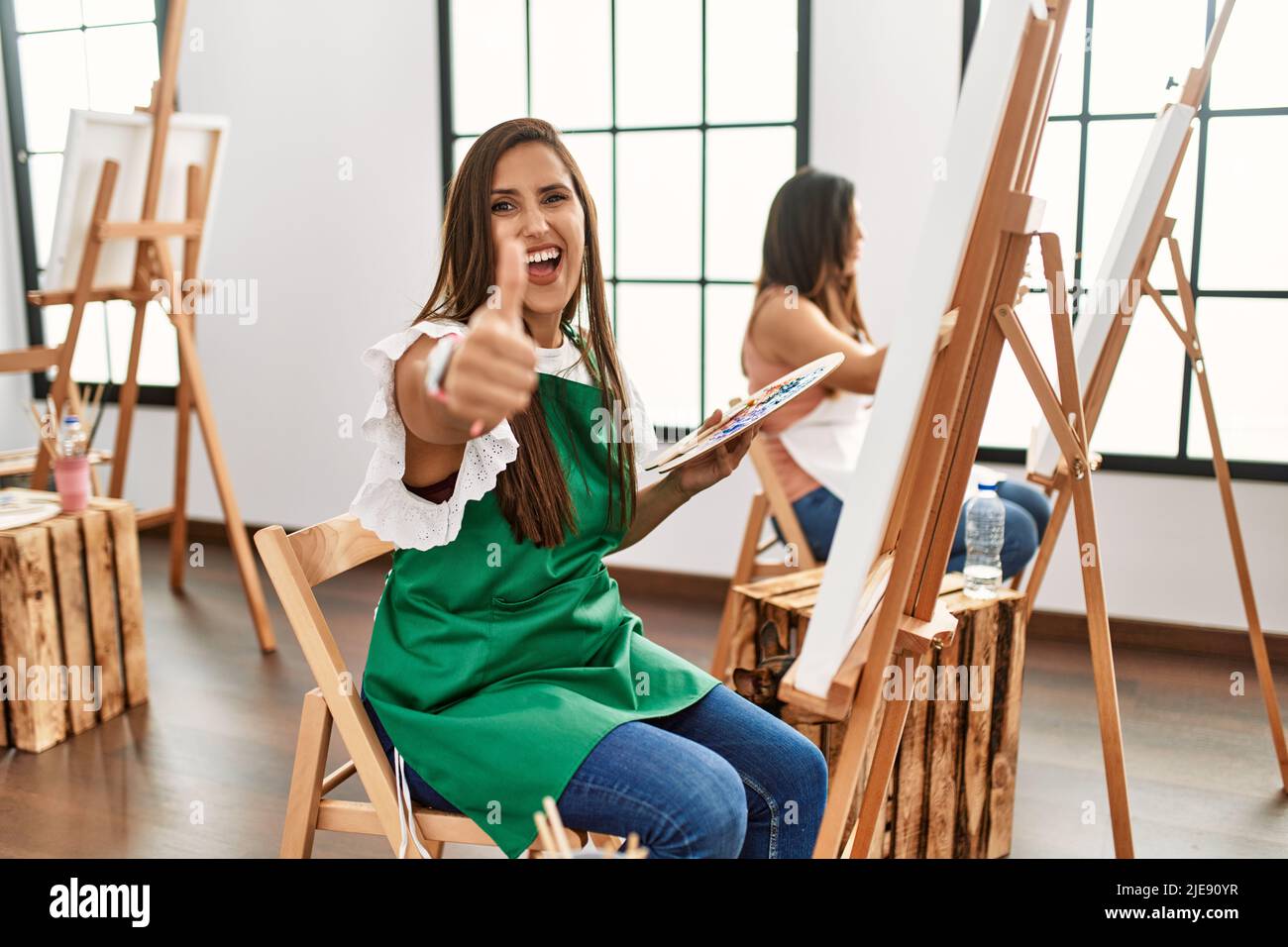 Artist thumb measuring hi-res stock photography and images - Alamy