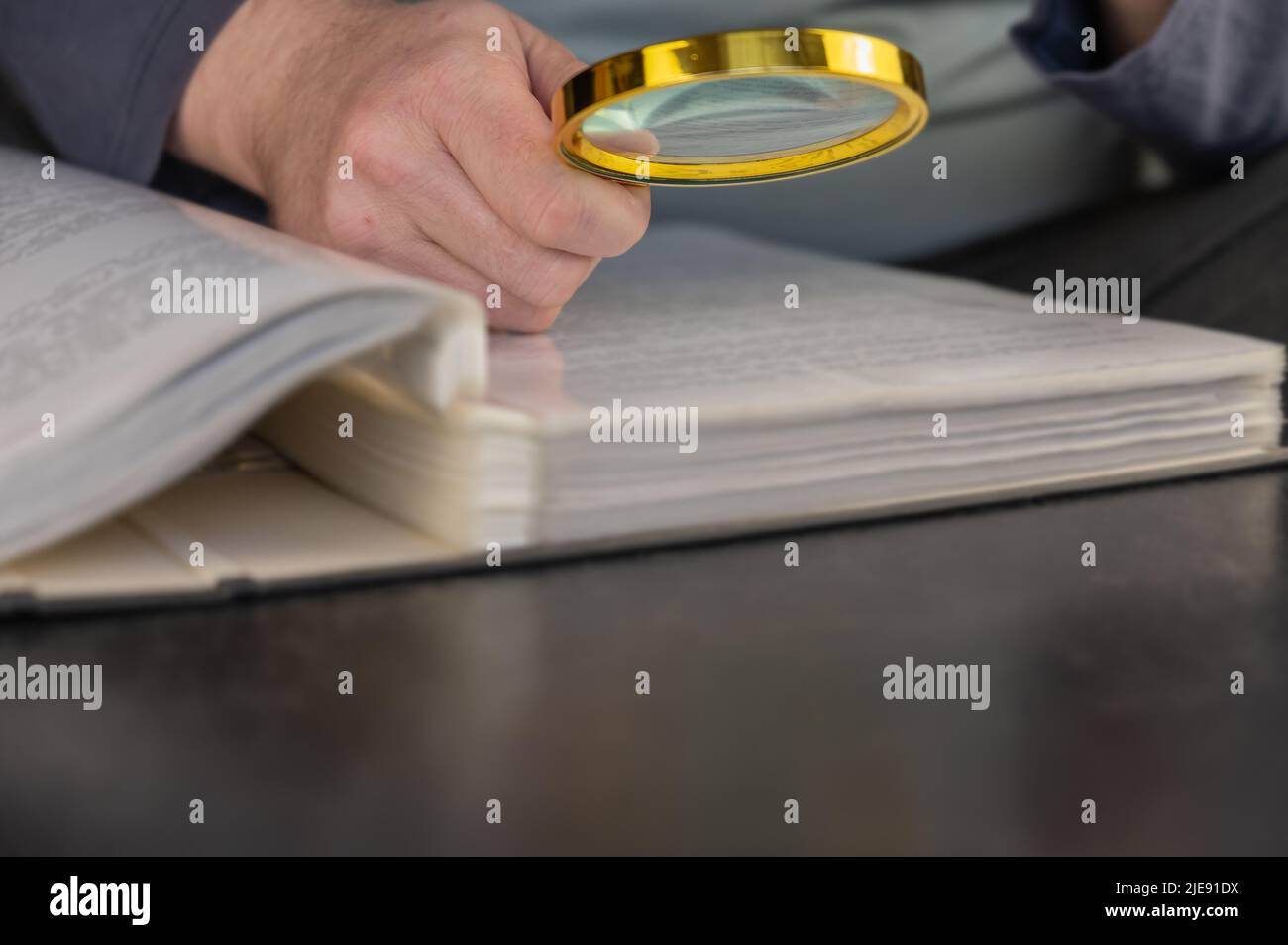 Document folder in bin hi-res stock photography and images - Alamy