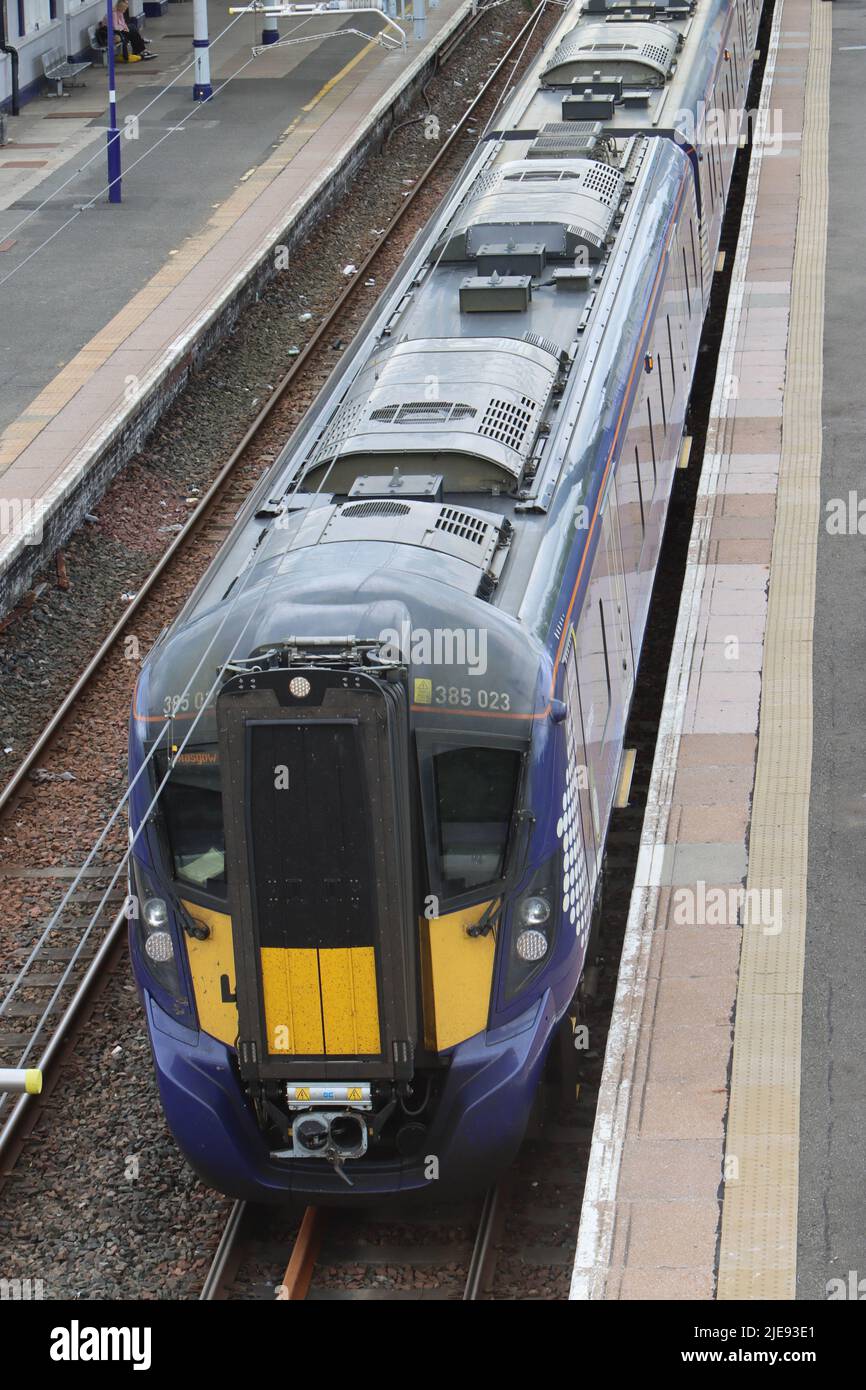 Stirling railway station platform hi-res stock photography and images ...
