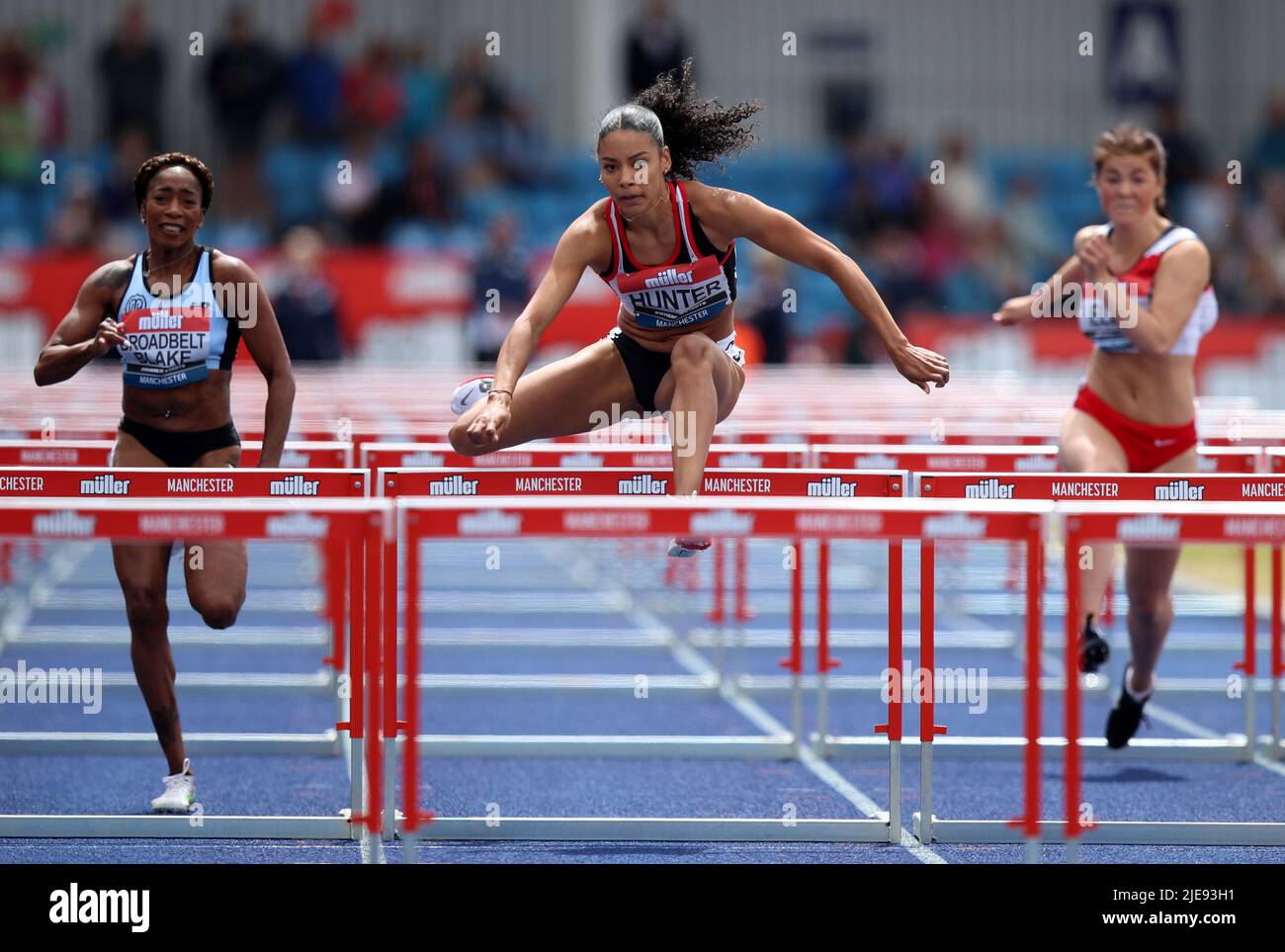 Jessica Hunter (centre) on her way to winning heat one of the WomenÕs ...
