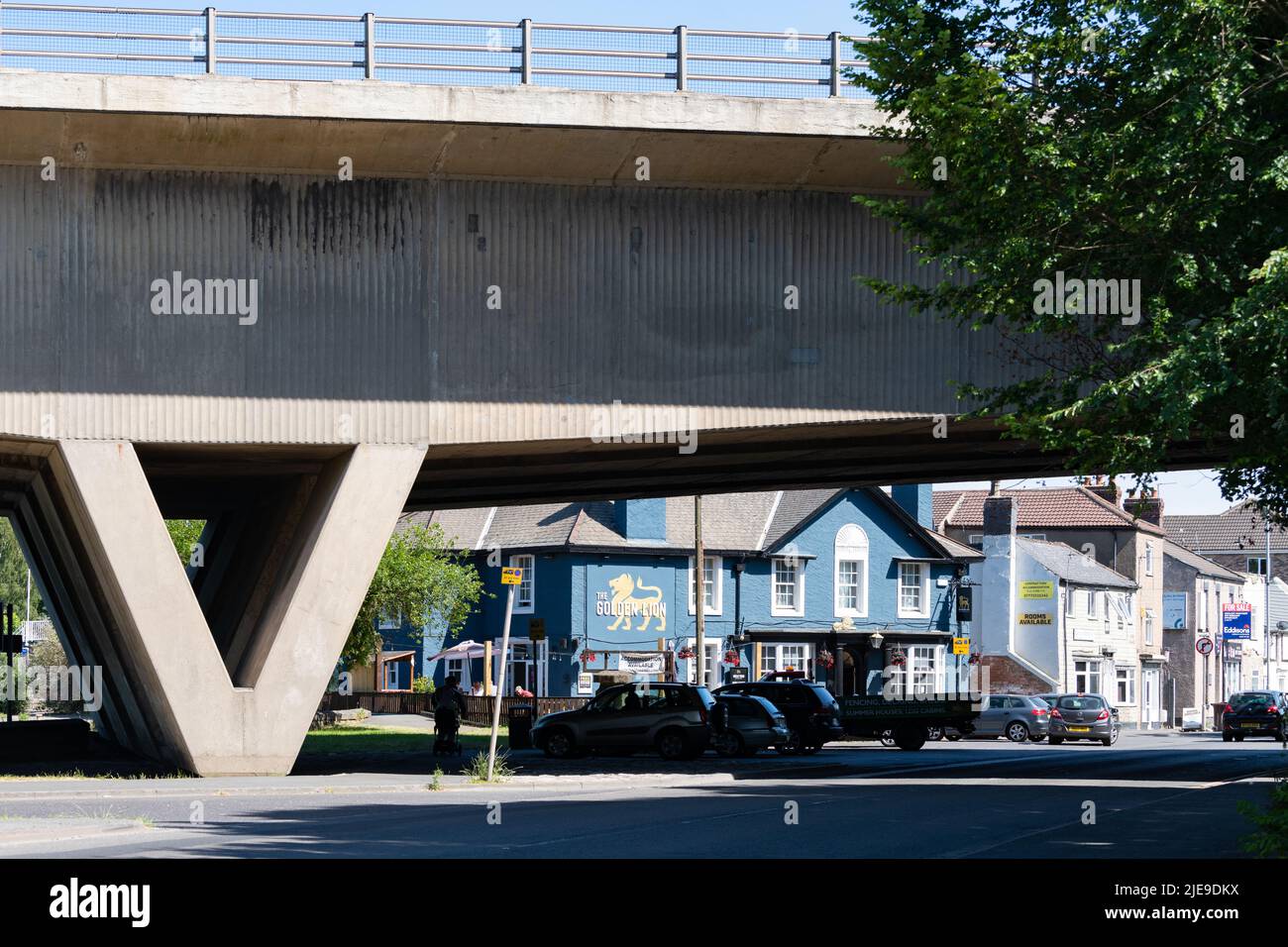 Ferrybridge, West Yorkshire, England, UK - The Golden Lion pub and A162 ...