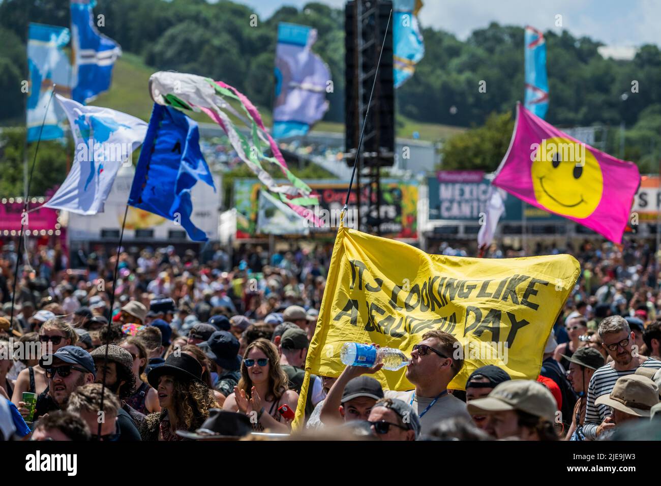 Pilton, UK. 26th June, 2022. 'It looks like a beautiful day' flag in ...