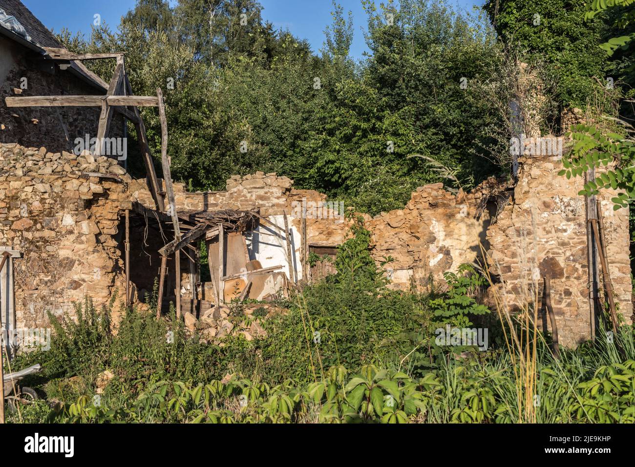 Maison pittoresque en ruine Stock Photo - Alamy