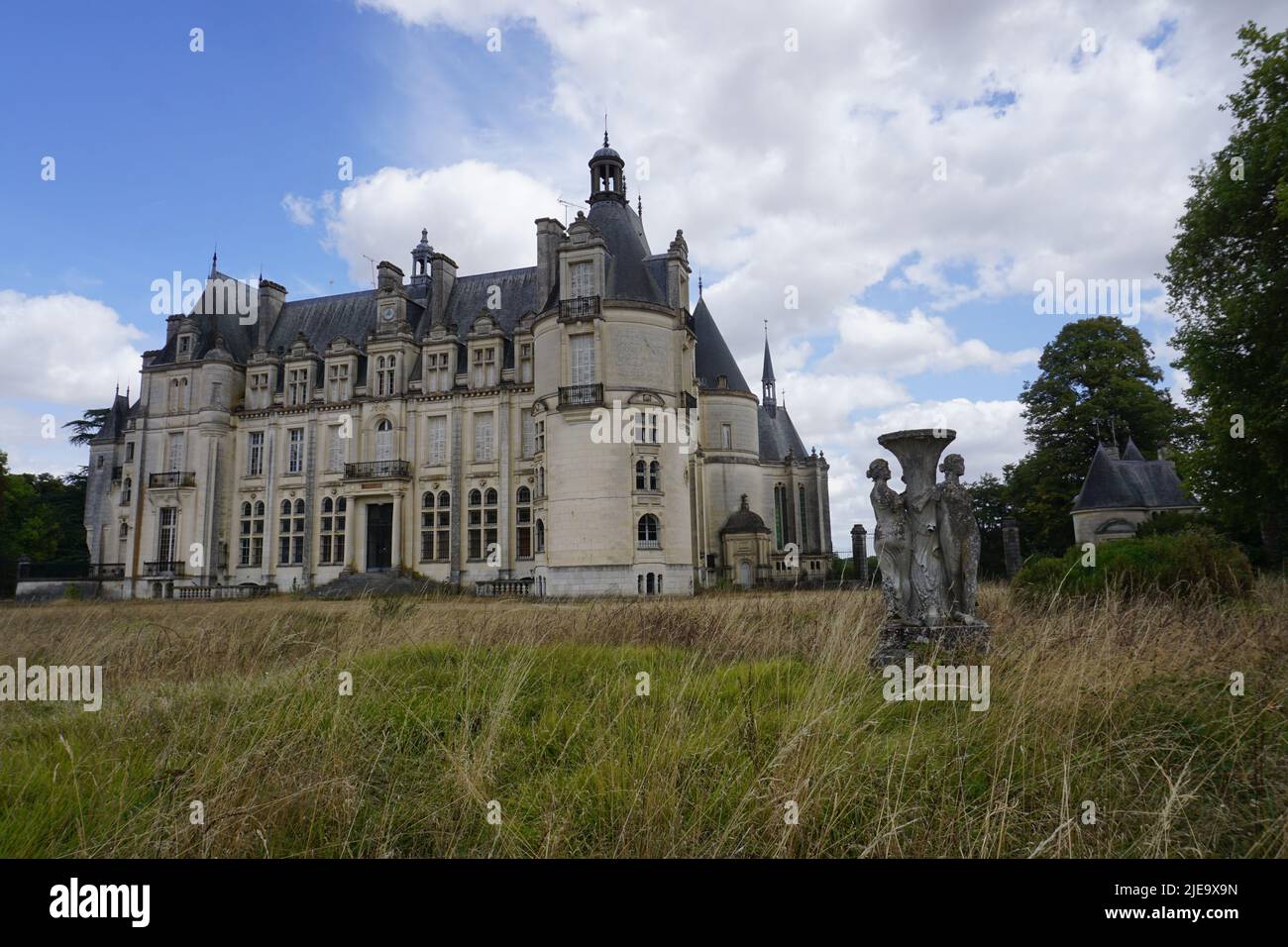 Old stone statues hi-res stock photography and images - Alamy