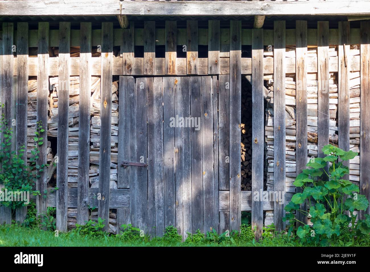 Firewood barn hi-res stock photography and images - Alamy