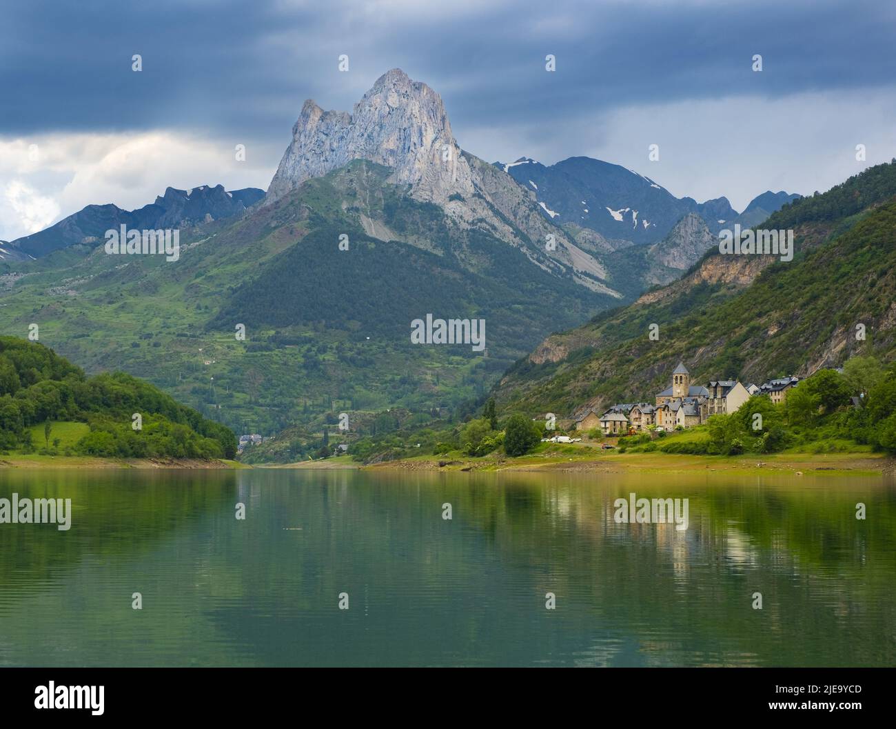 Sunset on the Lanuza reservoir, Huesca Pyrenees Stock Photo - Alamy