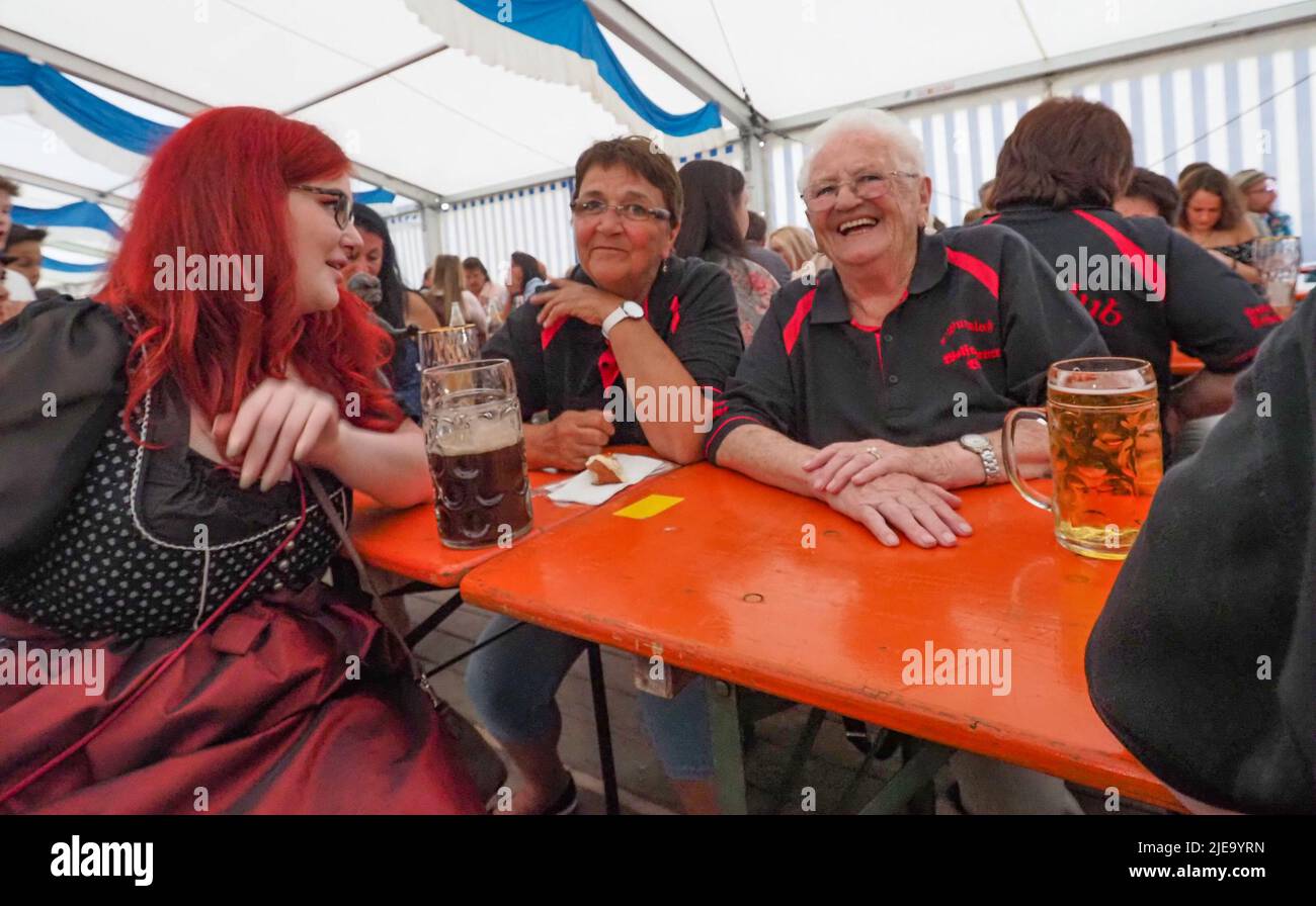Garham, Germany. 25th June, 2022. Friends have fun while drinking beer ...