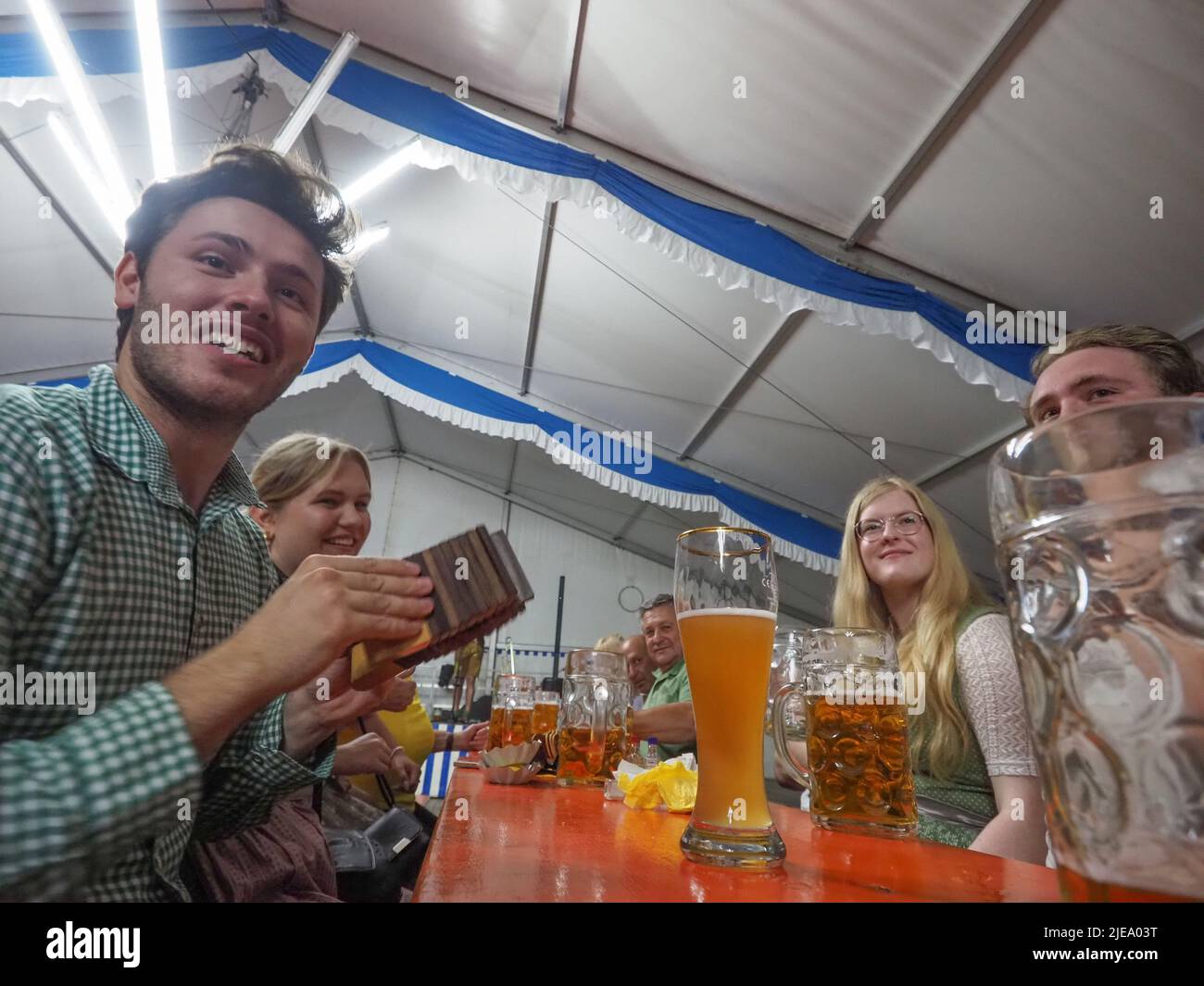 Garham, Germany. 25th June, 2022. Friends have fun while drinking beer ...