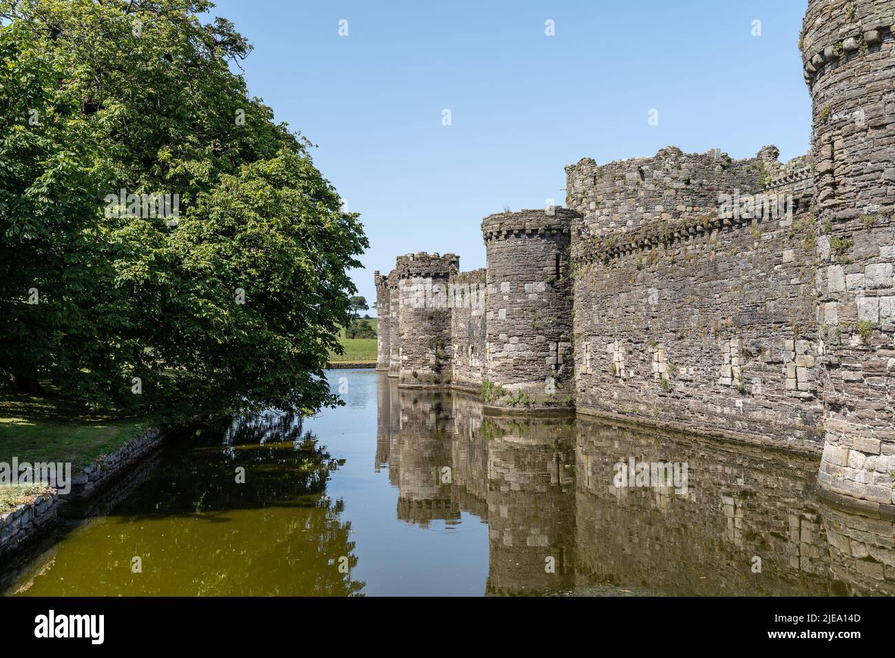Walls water moat in hi-res stock photography and images - Alamy