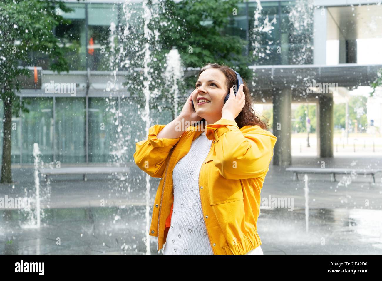 Curvy brunette woman hi-res stock photography and images - Alamy