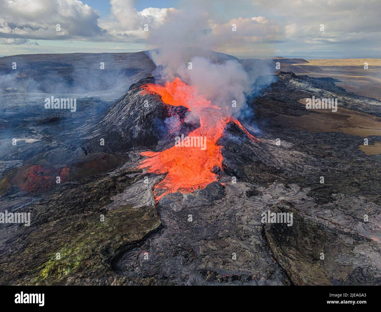 Red glowing lava flows from a volcano in Iceland's Reykjanes Peninsula ...