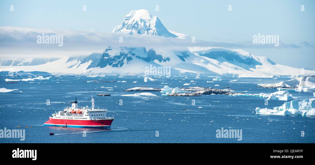 Charcot iceberg hi-res stock photography and images - Alamy