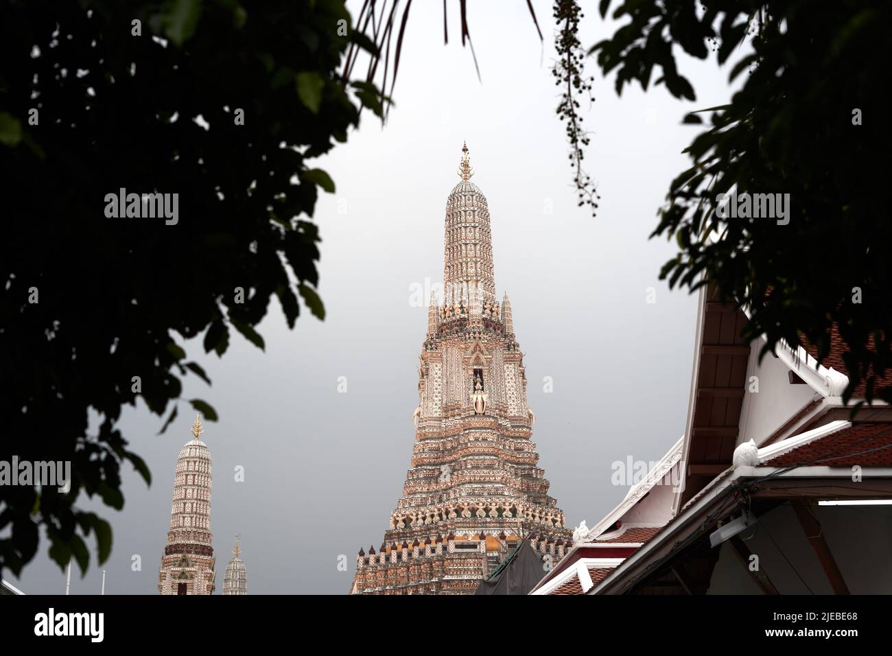 Wat arun temple in background hi-res stock photography and images - Alamy