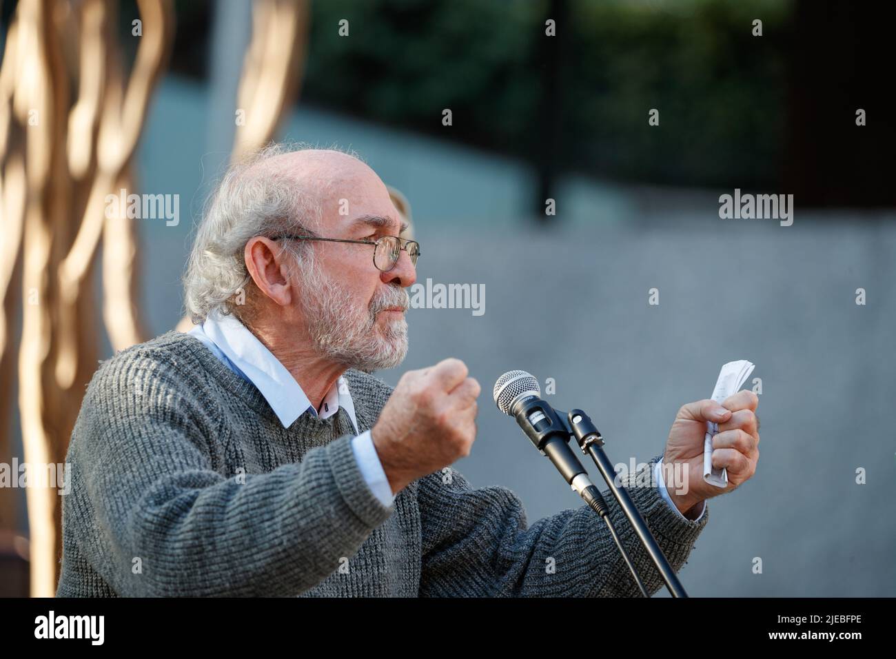 Refugee Action Collective representative Ian Rintoul speaks to the ...