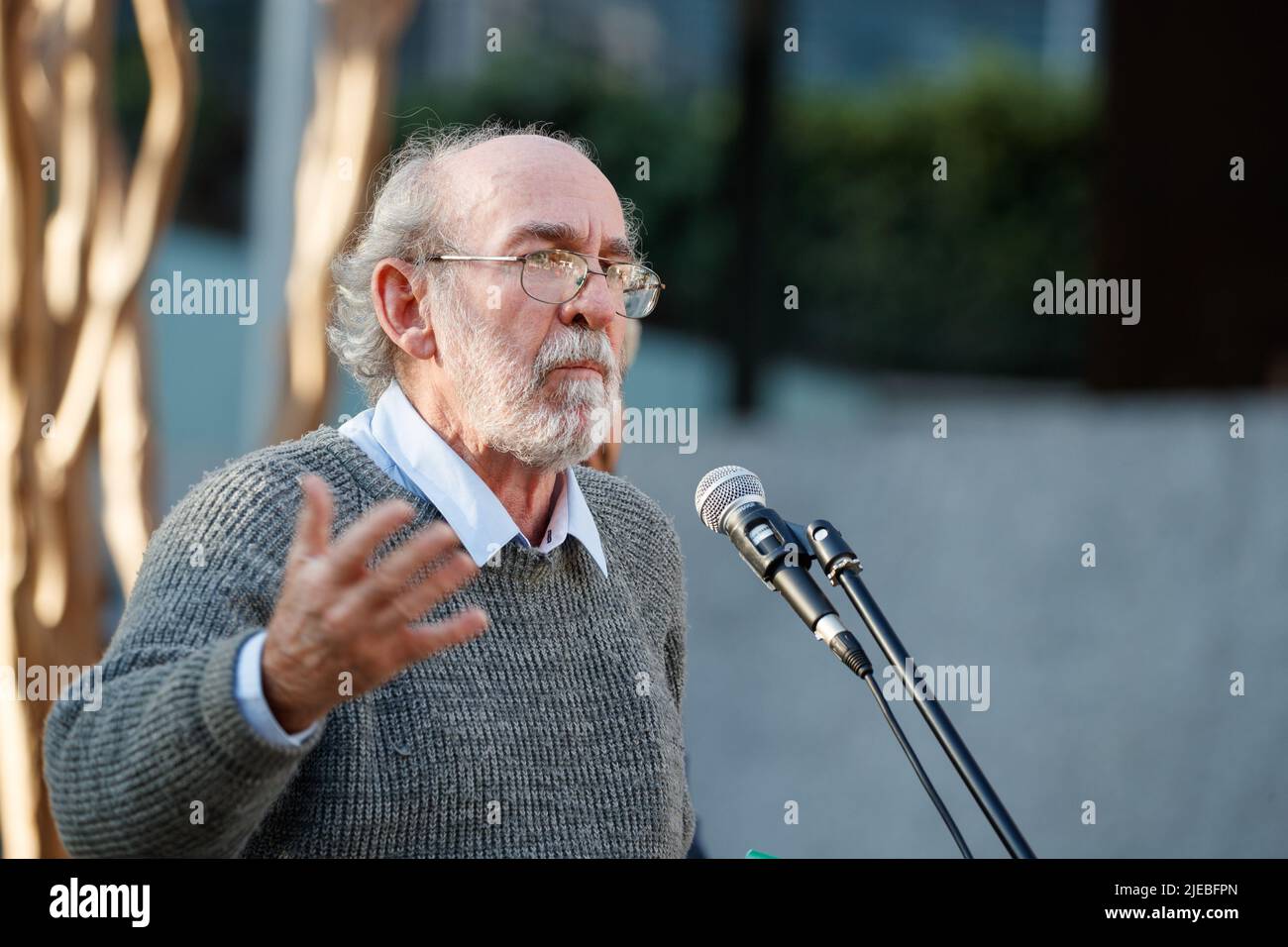 Refugee Action Collective representative Ian Rintoul speaks to the ...