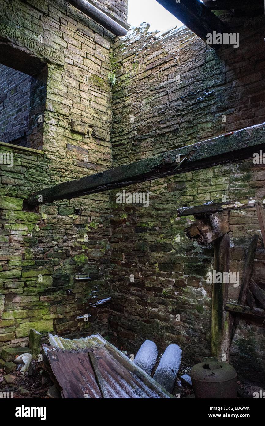 Ruined cottages hi-res stock photography and images - Alamy