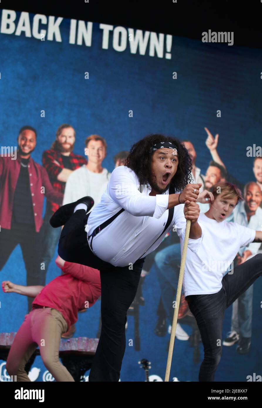 Lemuel Knights plays the pub bore in the Choir of Man at West End Live ...