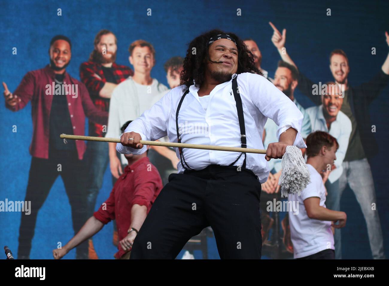 Lemuel Knights plays the pub bore in the Choir of Man at West End Live ...