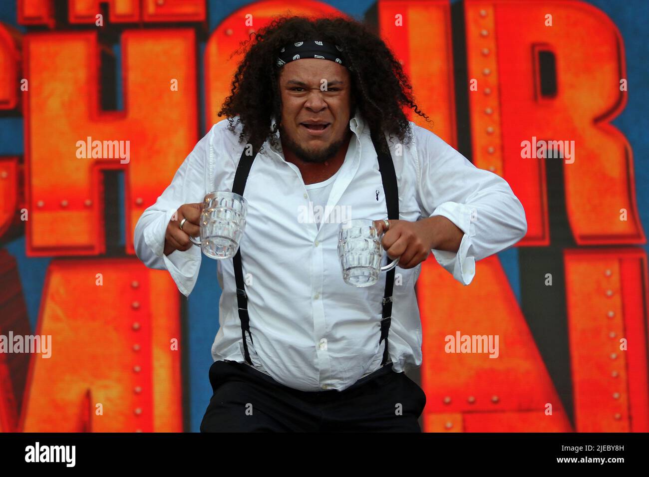 Lemuel Knights plays the pub bore in the Choir of Man at West End Live ...