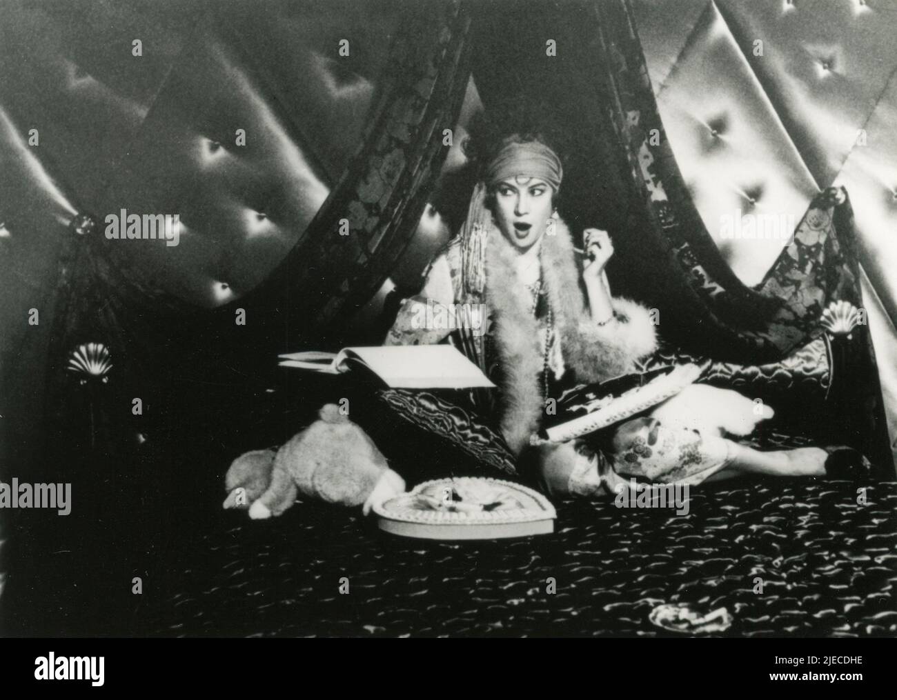 Bullets over broadway bullets over hi-res stock photography and images ...