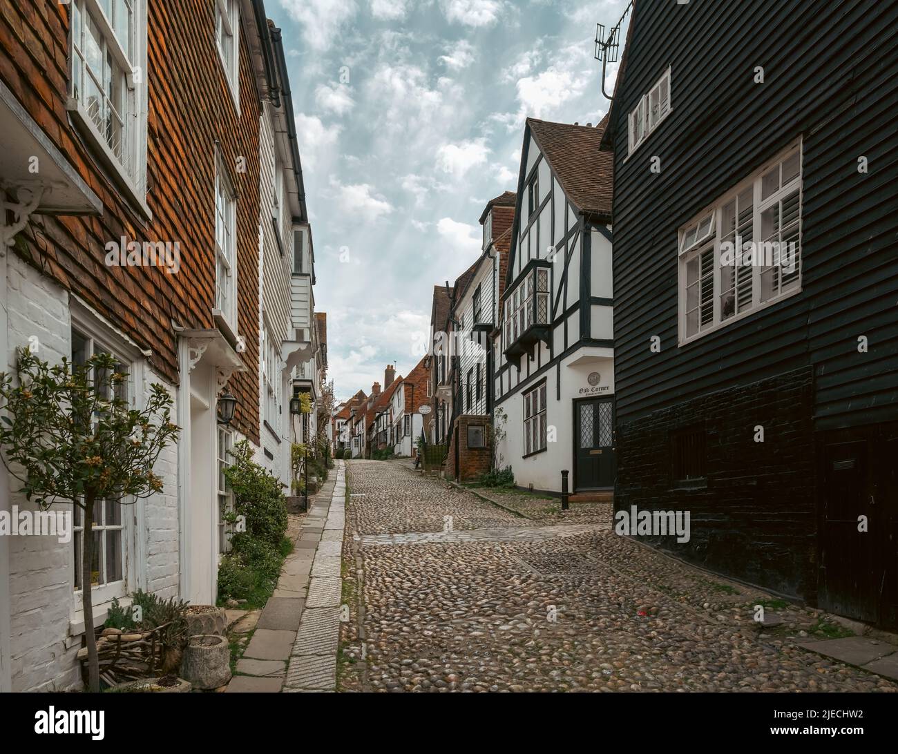 RYE, ENGLAND - APRIL 19th, 2022: a narrow cobbled srteet in Rye ...
