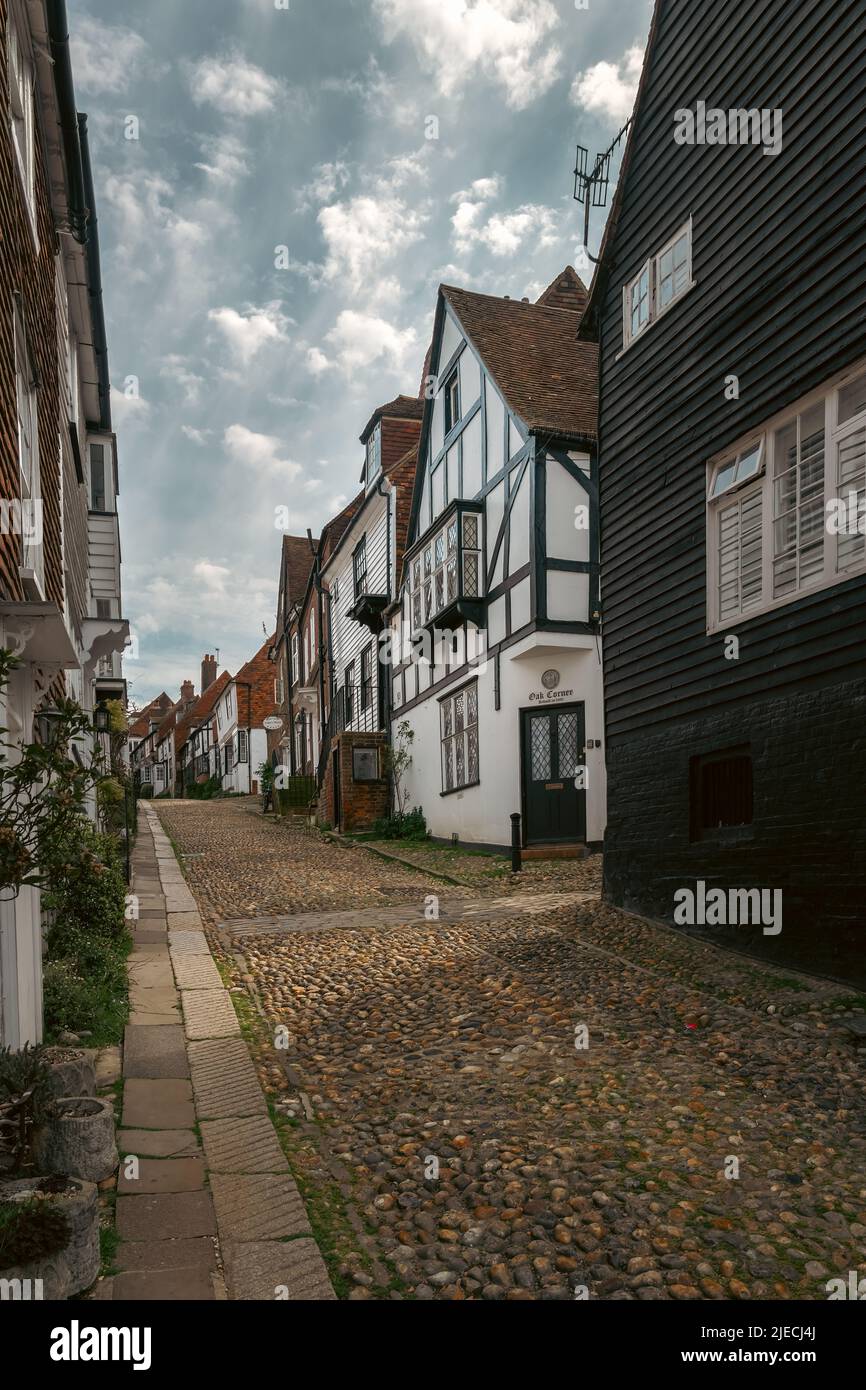 RYE, ENGLAND - APRIL 19th, 2022: a narrow cobbled srteet in Rye ...