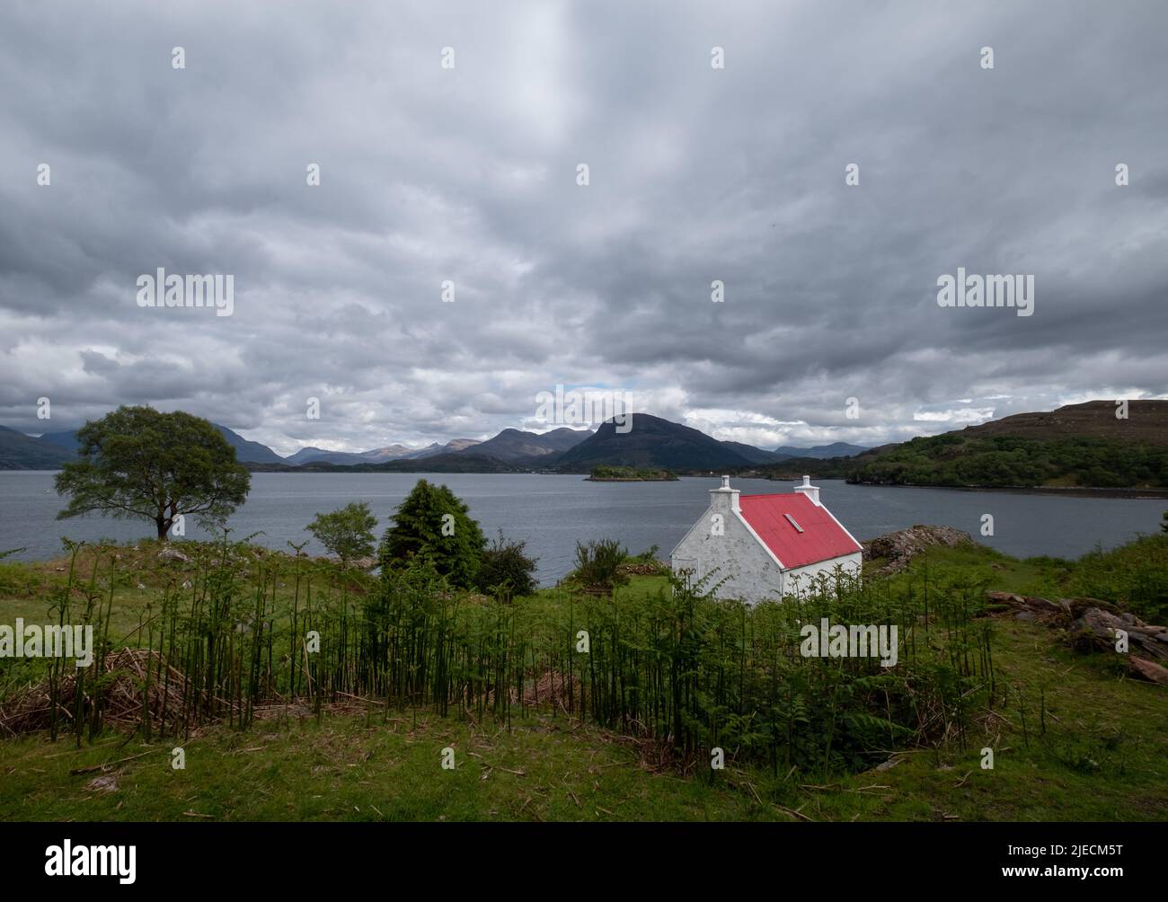 Loch shieldaig white cottage with red roof hi-res stock photography and ...