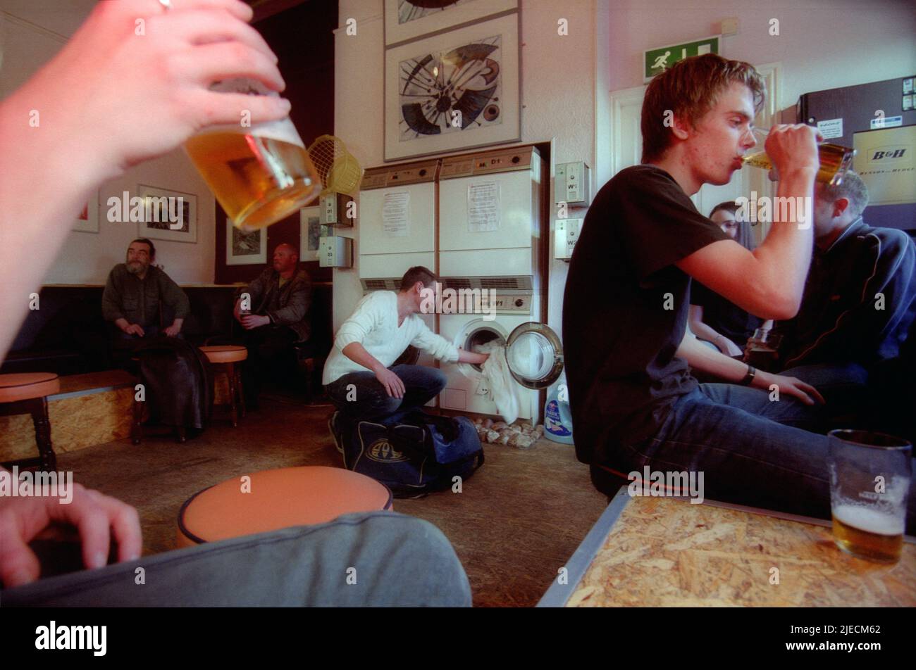 Drunk men bar hi-res stock photography and images - Alamy
