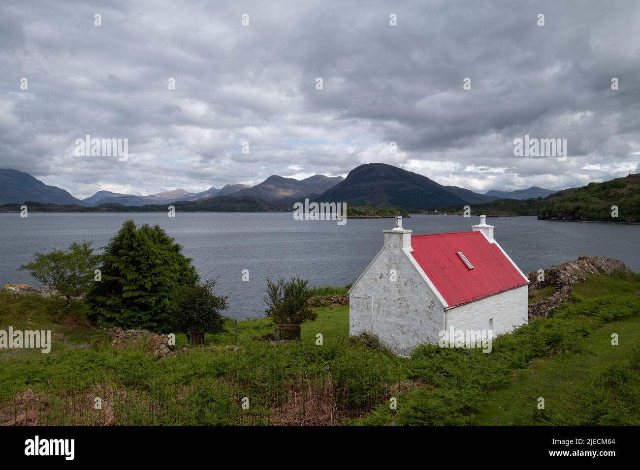 Loch shieldaig white cottage with red roof hi-res stock photography and ...