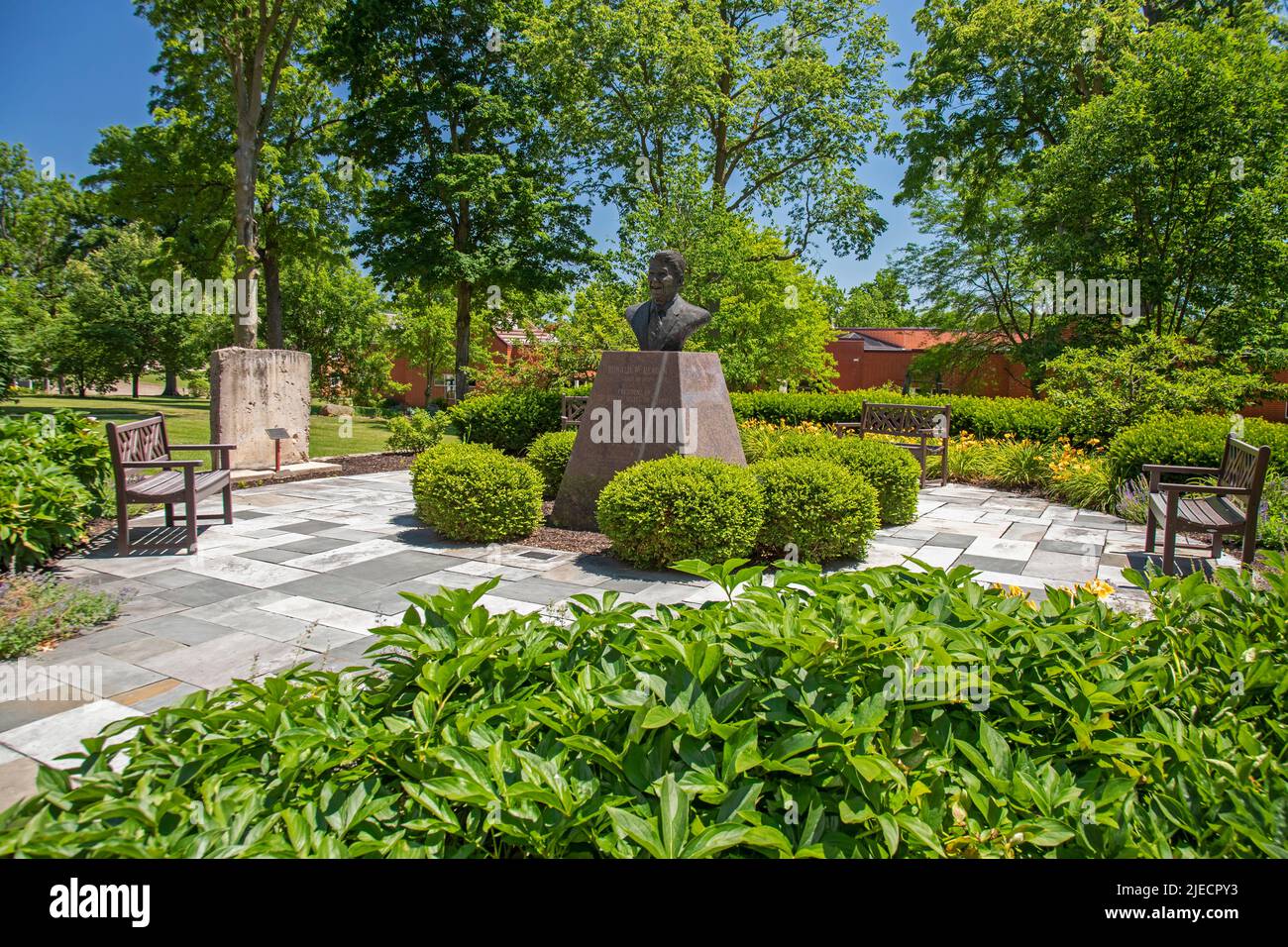 Eureka Illinois The Ronald Reagan Peace Garden At Eureka College Reagan Graduated From The