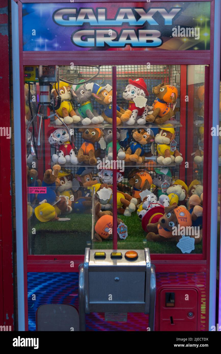 Amusement park grabbing machine Stock Photo - Alamy