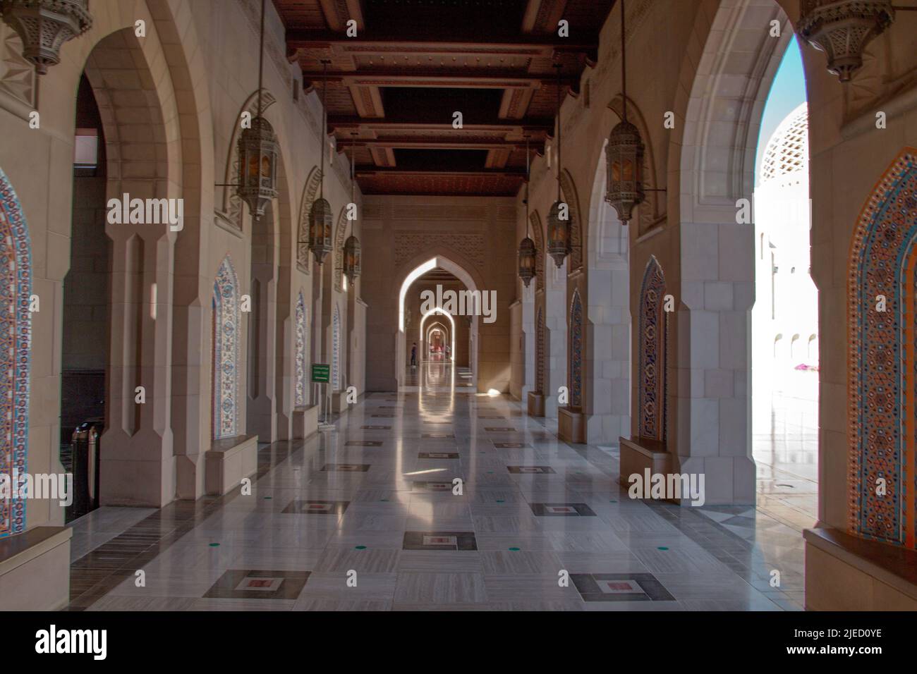 Stunning Islamic architecture in Sultan Qaboos Mosque, Muscat, Oman ...
