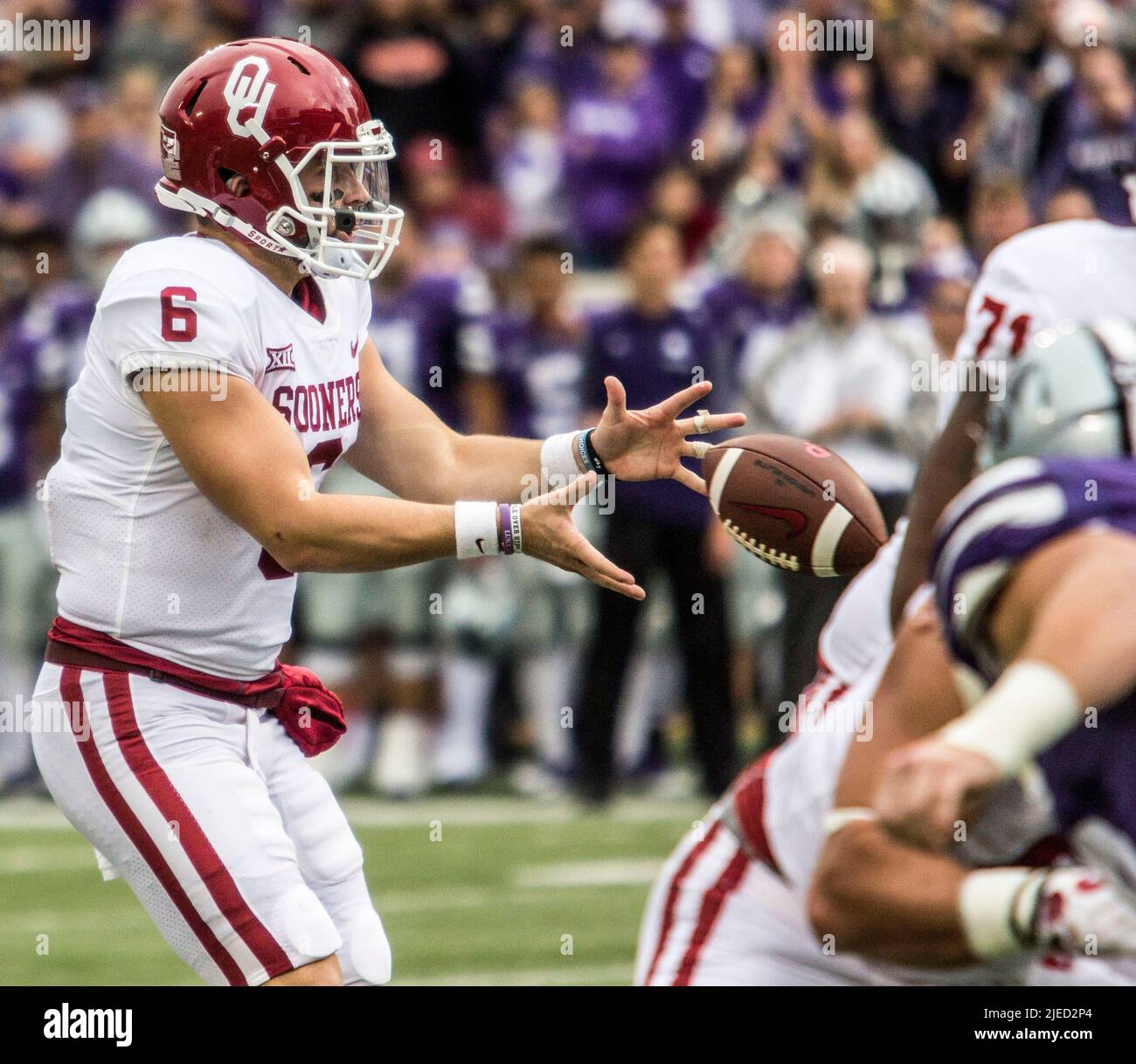 Football snap hi-res stock photography and images - Alamy