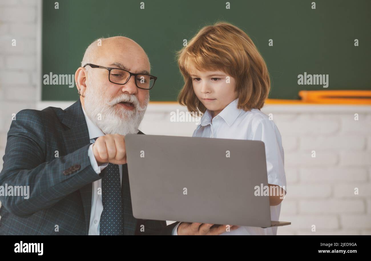 Senior teaching child classroom hi-res stock photography and images - Alamy