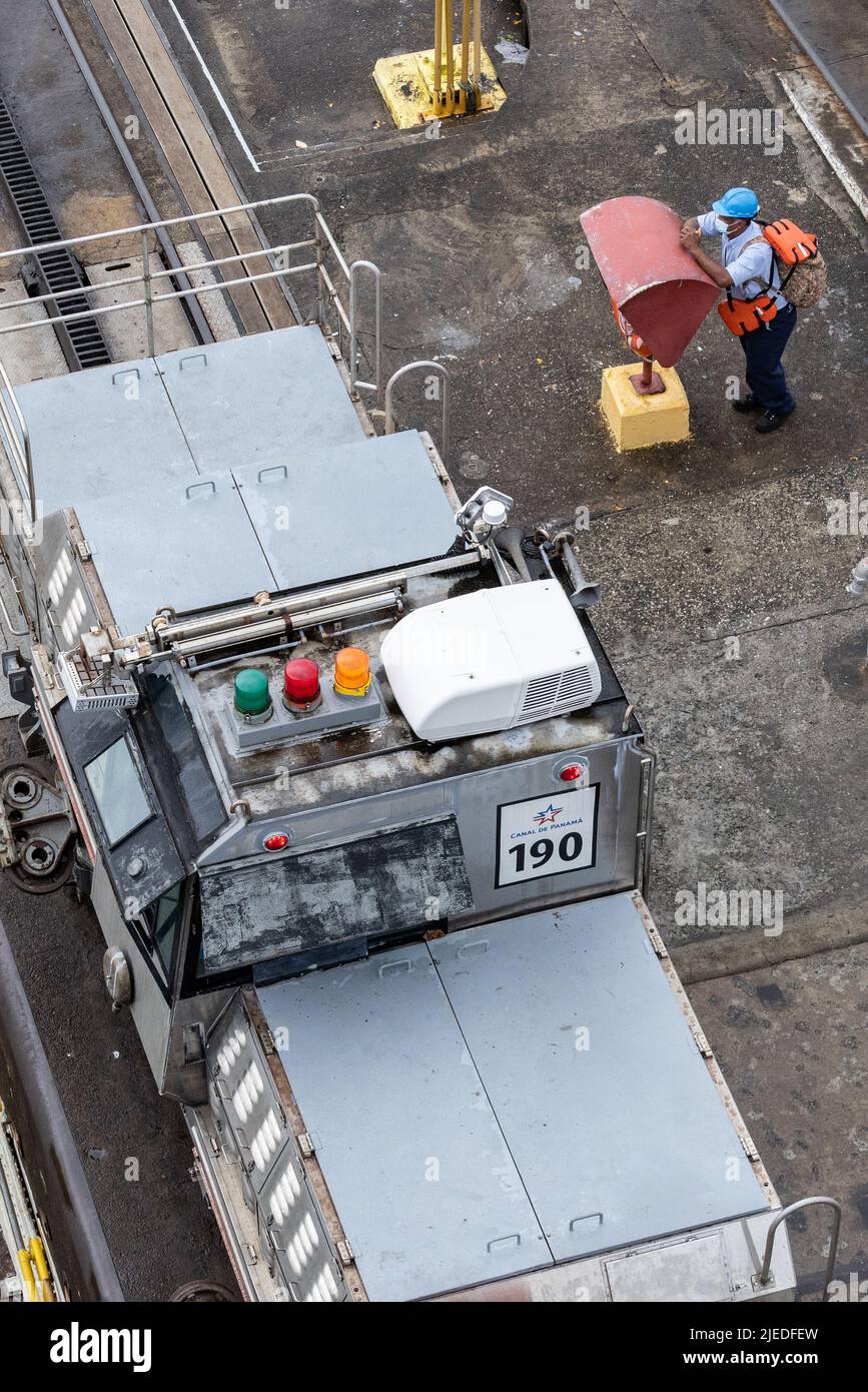 Workers in the locks in the Canal Zone of Panama Stock Photo - Alamy