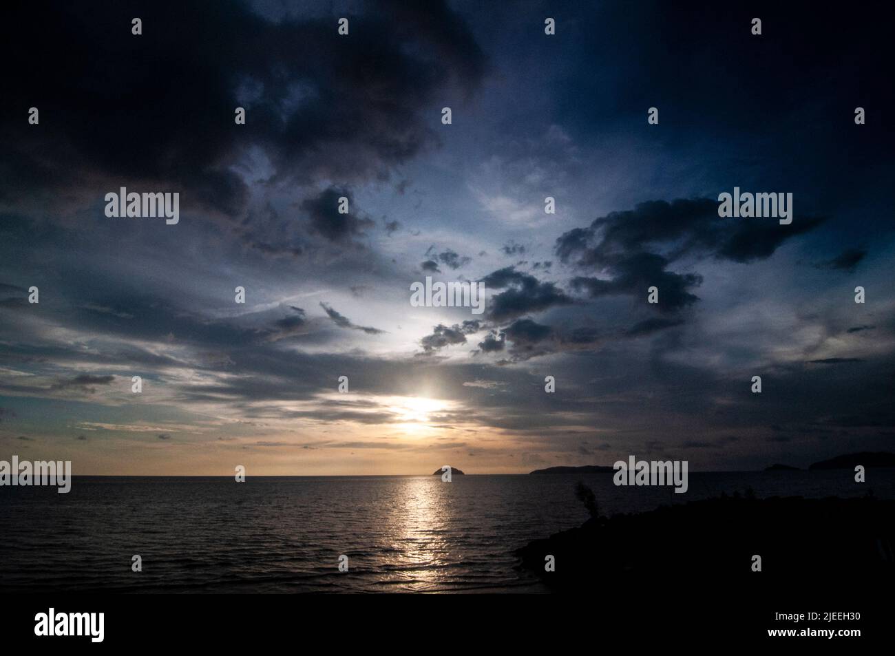 Landscape view of sunset at Tanjung Aru Beach, Kota Kinabalu, Sabah ...