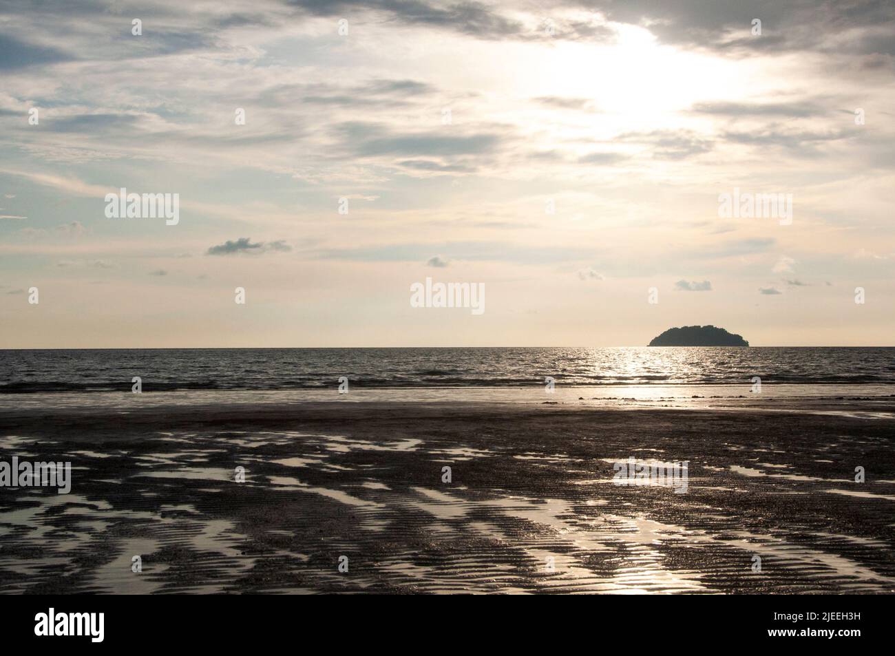 Landscape view of sunset at Tanjung Aru Beach, Kota Kinabalu, Sabah ...