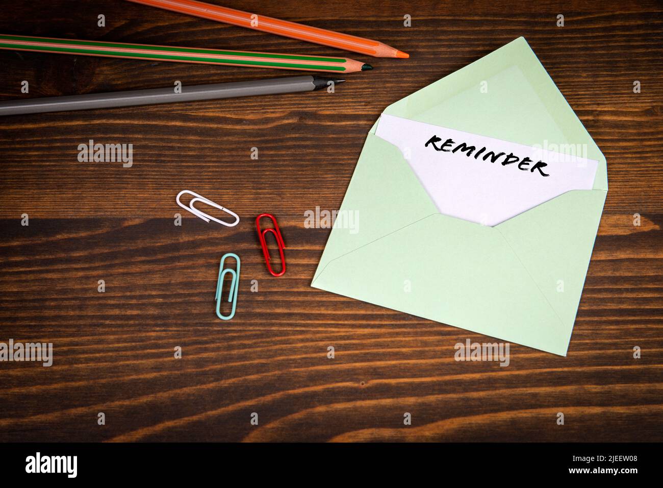 Reminder. Letter with text on a brown office desk Stock Photo - Alamy
